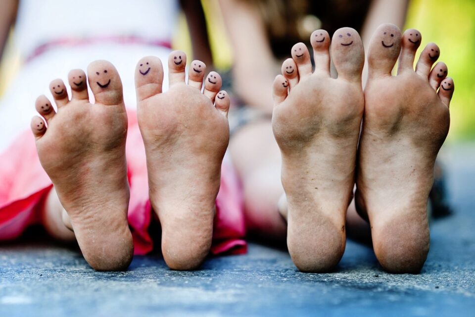 How to Take Feet Pics Like a Pro [+5 Best Feet Poses]