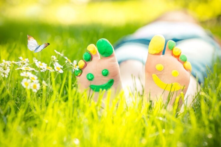 How to Take Feet Pics Like a Pro [+5 Best Feet Poses]